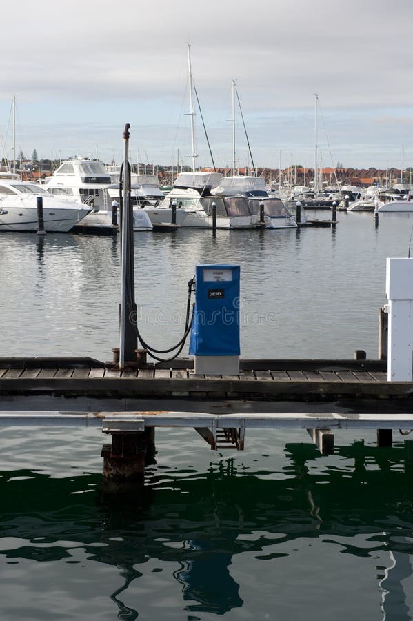 Dieselpompstation stock afbeelding. Image of vulling - 20142881