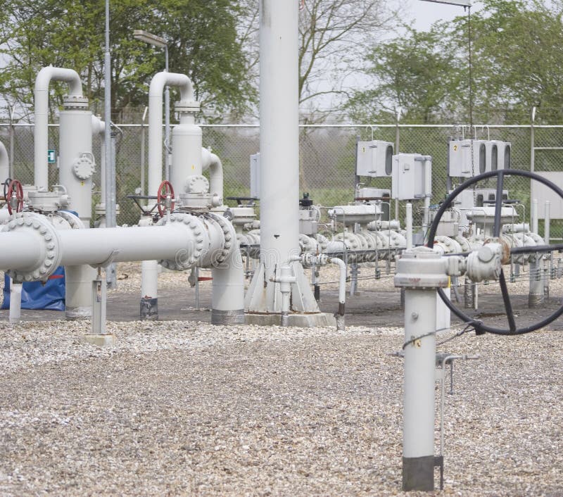 Gasdistributie stock afbeelding. Image of raffinaderij - 736477