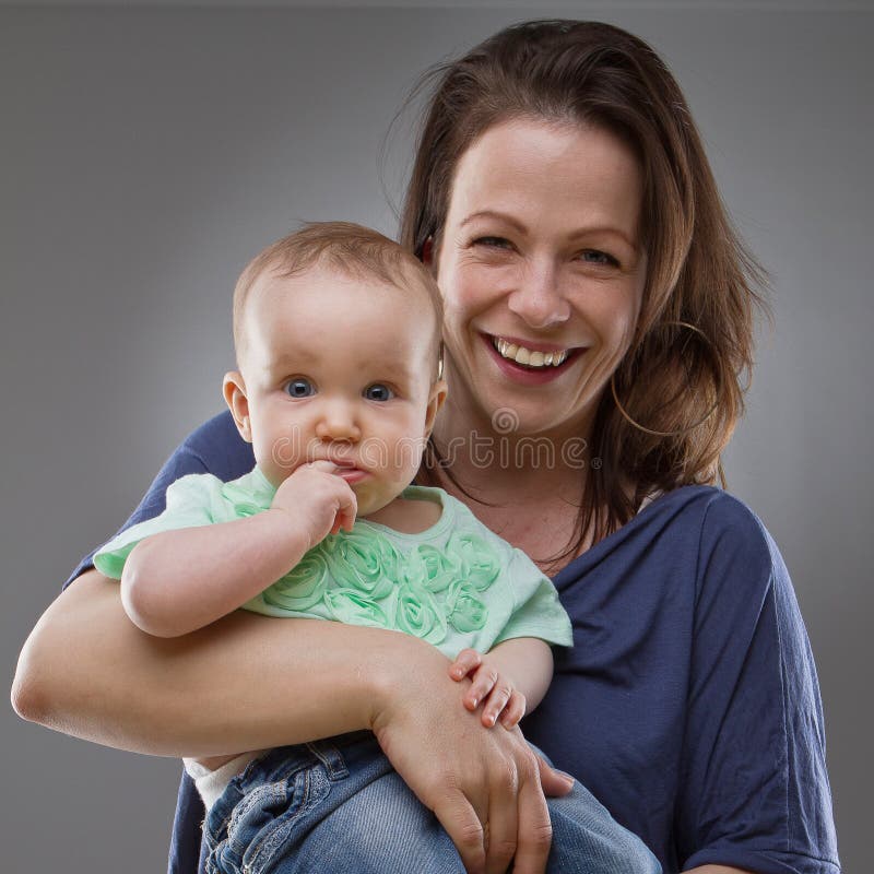 De Dochter Van De Moeder En Van De Baby - Leuk Beeld Stock Afbeelding ...