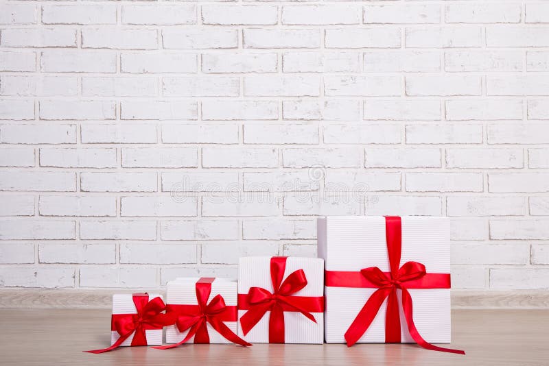 De Dozen Van De Kerstmisgift Over Bakstenen Muur Stock Afbeelding ...