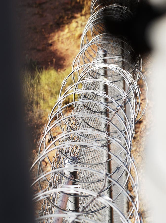 Scheermesdraadomheining stock foto. Image of onwettig, lint - 337464