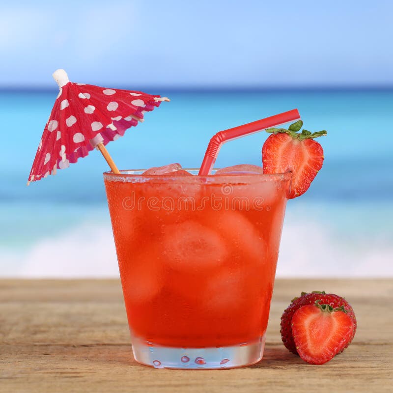 De Drank Van De Aardbeicocktail Op Het Strand En Overzees in De Zomer ...