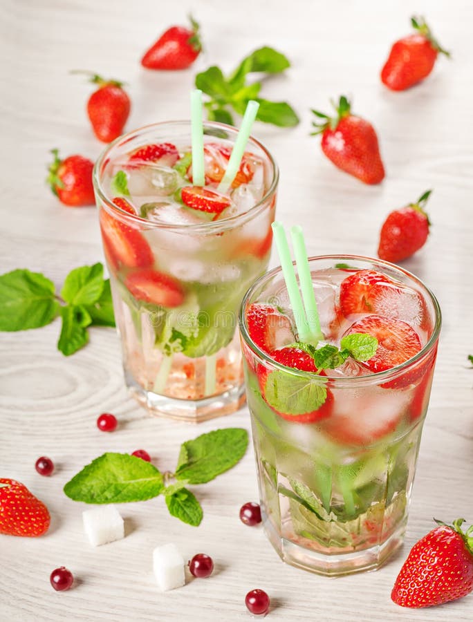 Aardbeien Mojito Zomer Cocktail Stock Afbeelding - Image of achtergrond ...