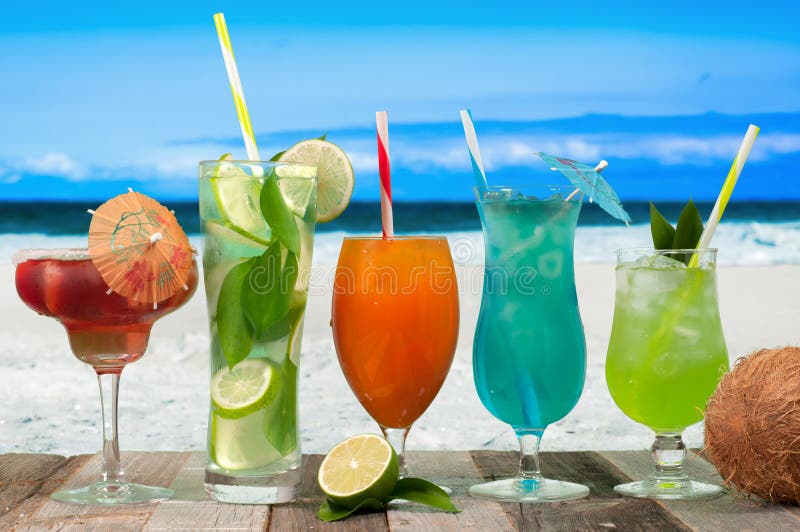 De Dranken Van De Zomercocktails Met Strand Op Achtergrond Stock Foto ...