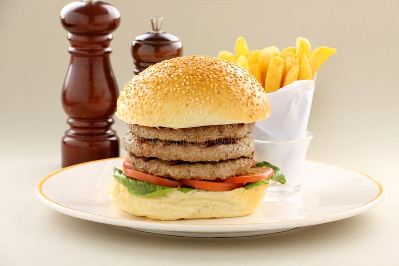 De Drievoudige Hamburger Van Het Dek Stock Foto - Image of smaakvol ... De Drievoudige Hamburger Van Het Dek Stock Foto - Image of smaakvol ...