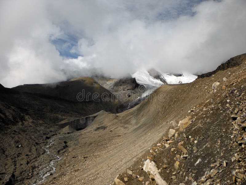 Himalayangletsjer in Moessonwolken Die Wordt Behandeld Stock Afbeelding ...