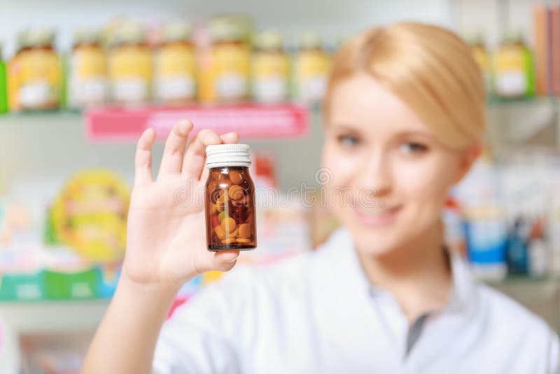 De Drogist Houdt Een Blaar Van Pillen Stock Afbeelding - Image of arts ...