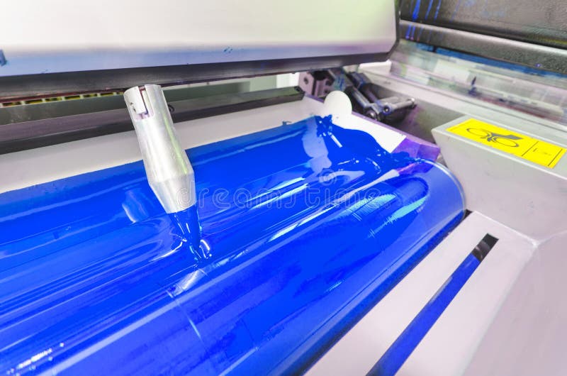 Een Arbeider Verzegelt De Vorm Voor Het Gieten Van Plastiek Productie ...