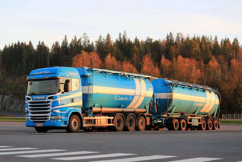 De Dubbele Tanker Van Scania in Autumn Evening Light Redactionele Foto ...