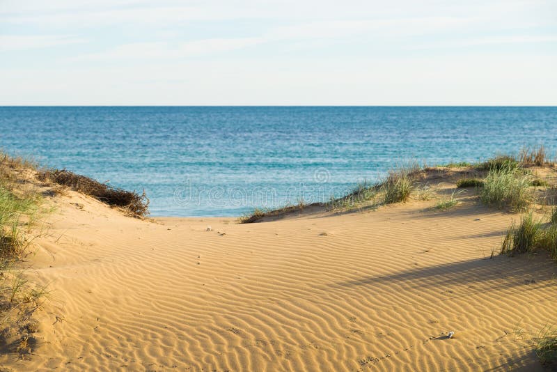 De duinen van het strand stock foto. Afbeelding bestaande uit zonnig ...