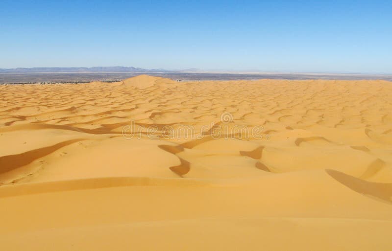 De Duinenpanorama Van De Zandwoestijn Stock Afbeelding - Image of ...