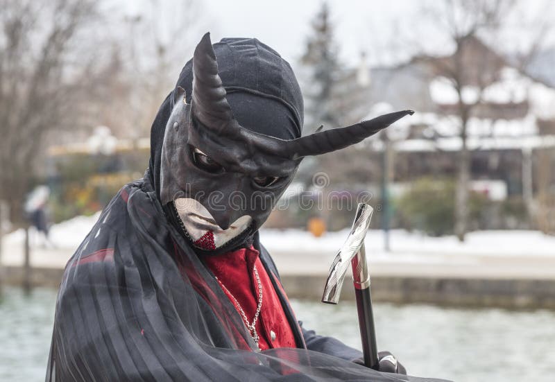 Rood De Duivelsmeisje Van De Schoonheid Met Een Contract En Een Pijl ...