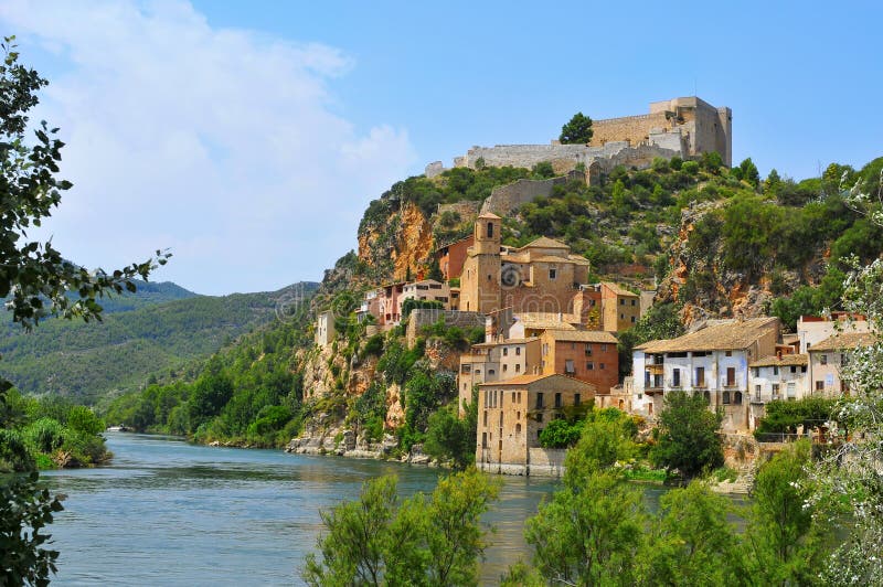 Oude Stad Van Miravet, Spanje, En Ebro Rivier Stock Afbeelding - Image ...