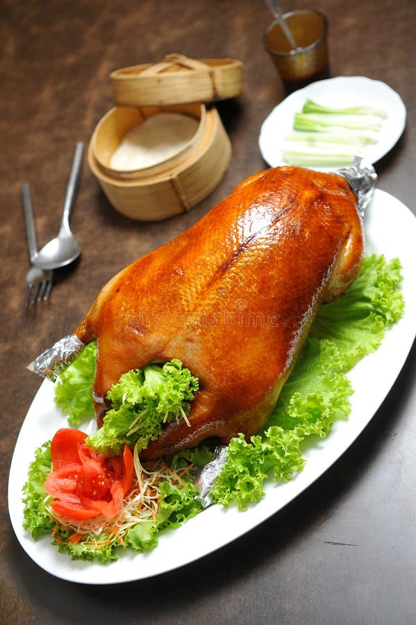 De Eend Van Peking - Chinese Braadstukeend Met Komkommer, Uien En ...