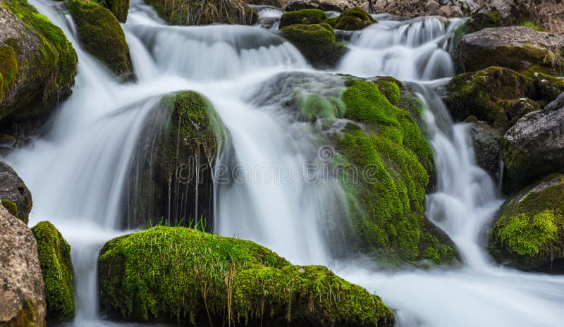 Bron water. stock afbeelding. Image of stroom, niveau - 28932347