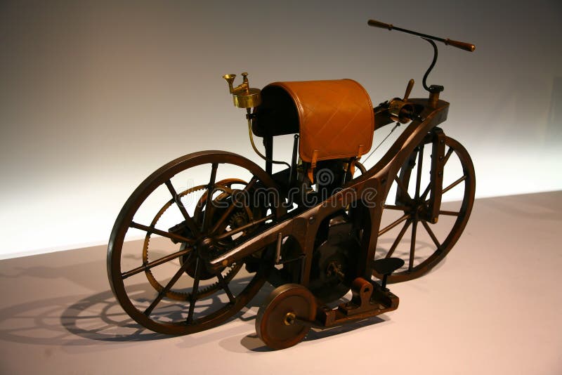 De eerste motorfiets redactionele stock foto. Image of wiel - 20096748