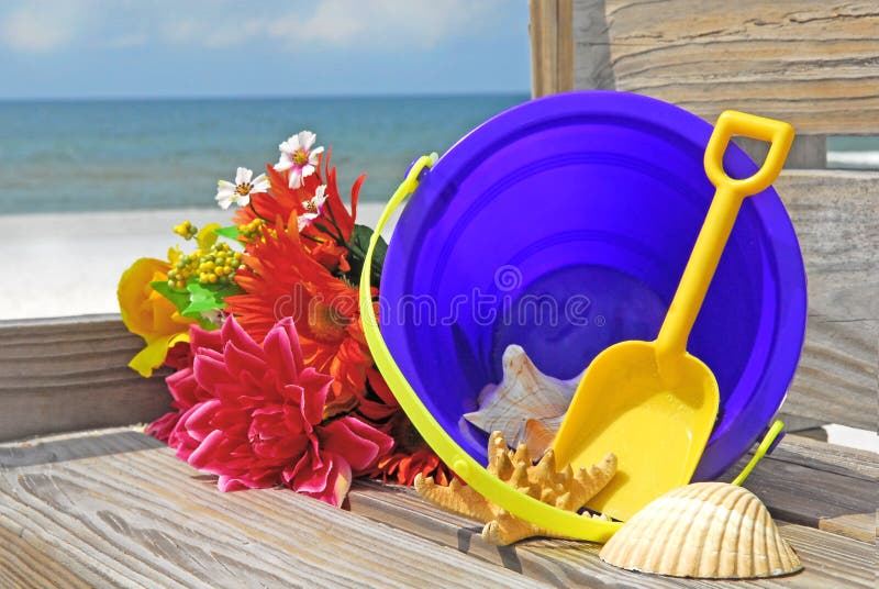 De Emmer En De Bloemen Van Het Strand Stock Afbeelding - Image of zomer ...