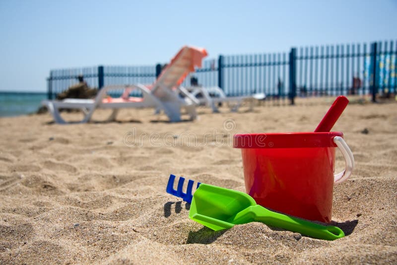 De Emmer En De Schoppen Van Het Strand Stock Afbeelding - Image of ...