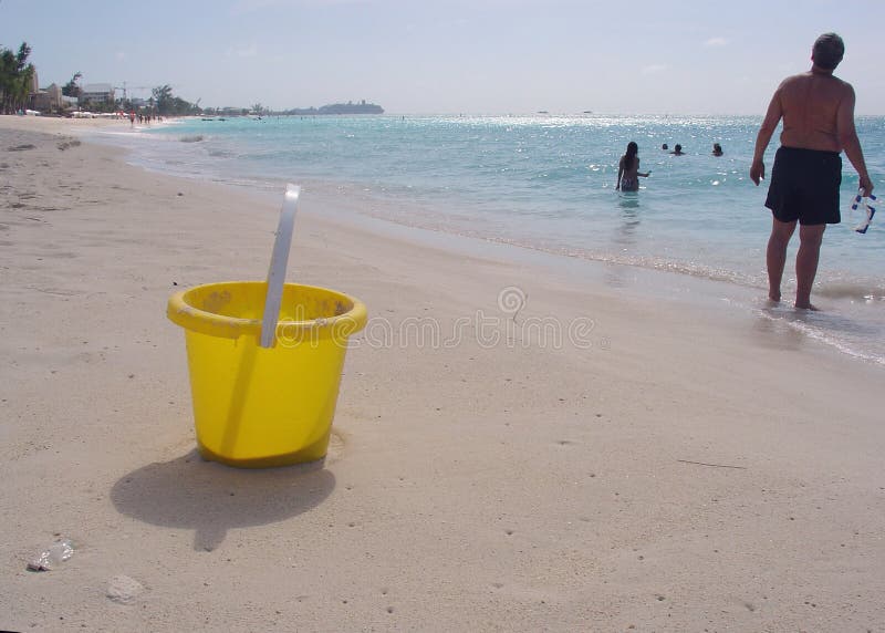 De emmer van het strand stock foto. Image of ontspan, zandig - 626292