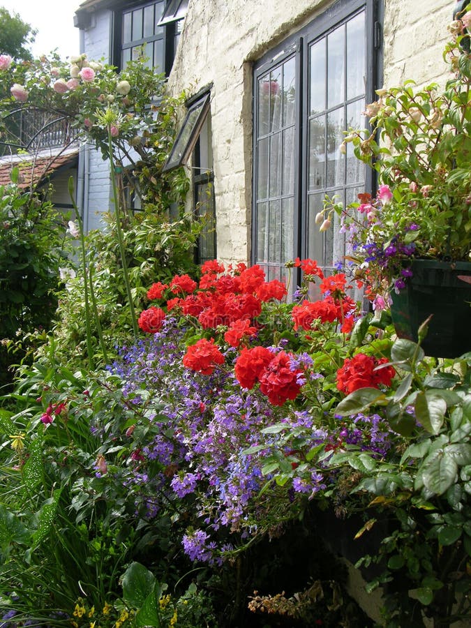 De Engelse Tuin Van Het Plattelandshuisje Stock Foto - Image of gevormd ...