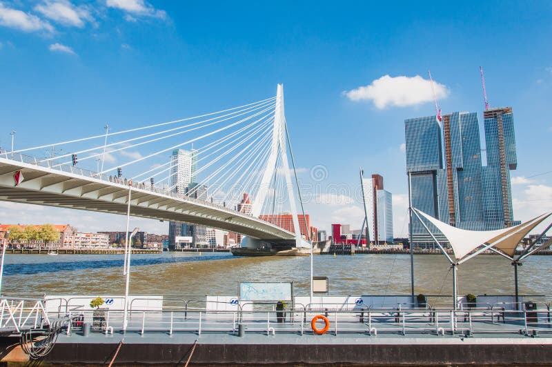 De Erasmus Brug in Rotterdam in Nederland Redactionele Fotografie ...