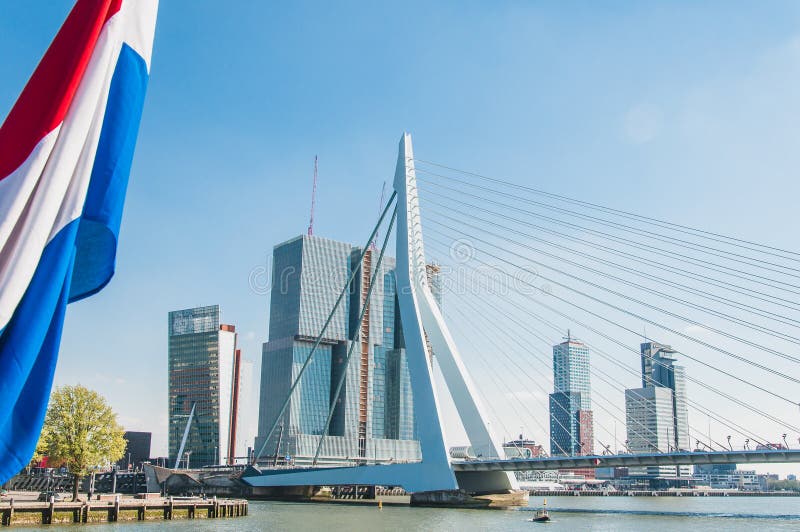 De Erasmus Brug in Rotterdam in Nederland Redactionele Afbeelding ...