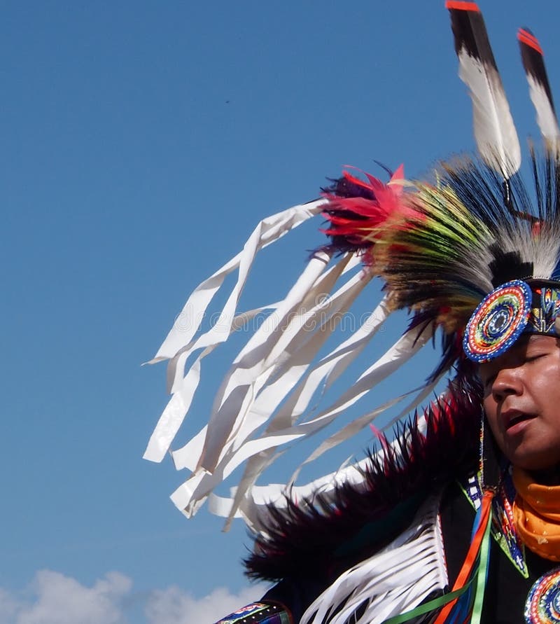 De Erfenisdagen 2013 Van Inheemse Dansersat Edmonton Redactionele ...