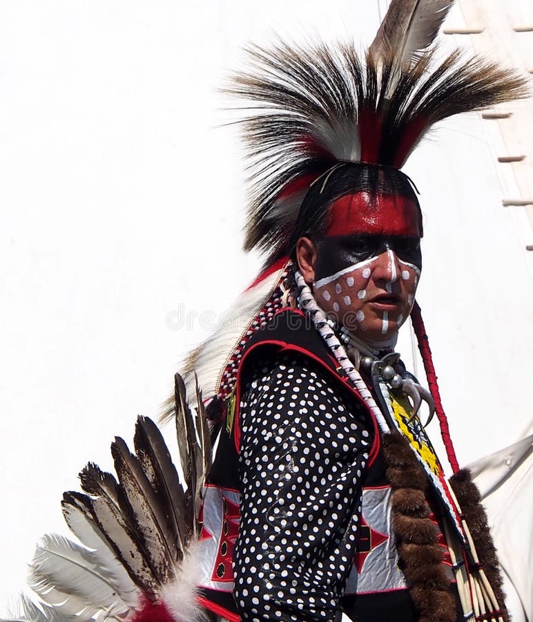 De Erfenisdagen 2013 Van Inheemse Dansersat Edmonton Redactionele ...