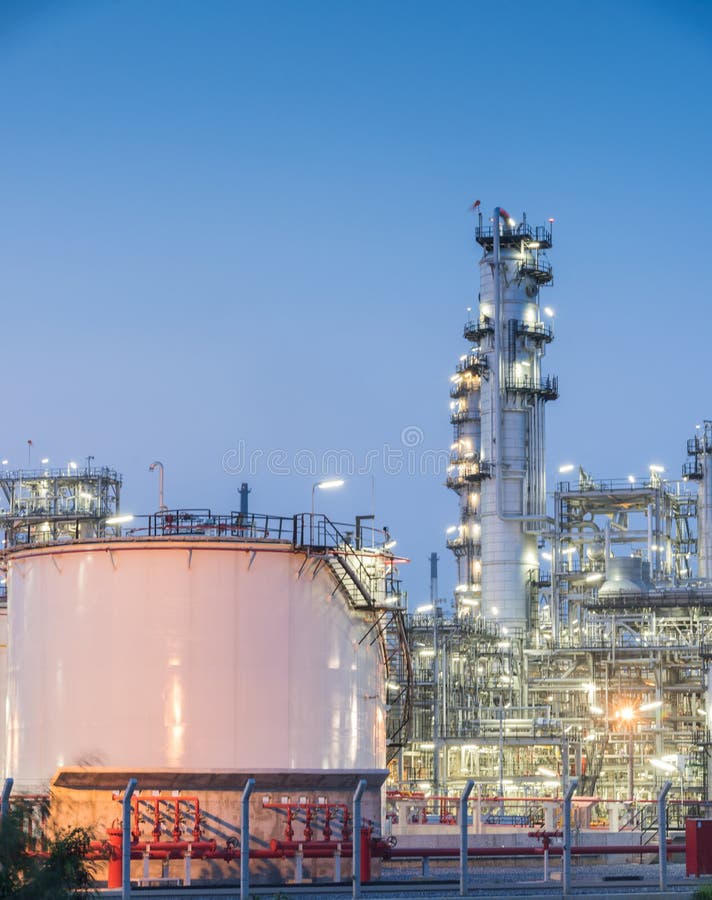 De Fabriek Van De Olieraffinaderij Bij Zonsondergang Stock Afbeelding ...