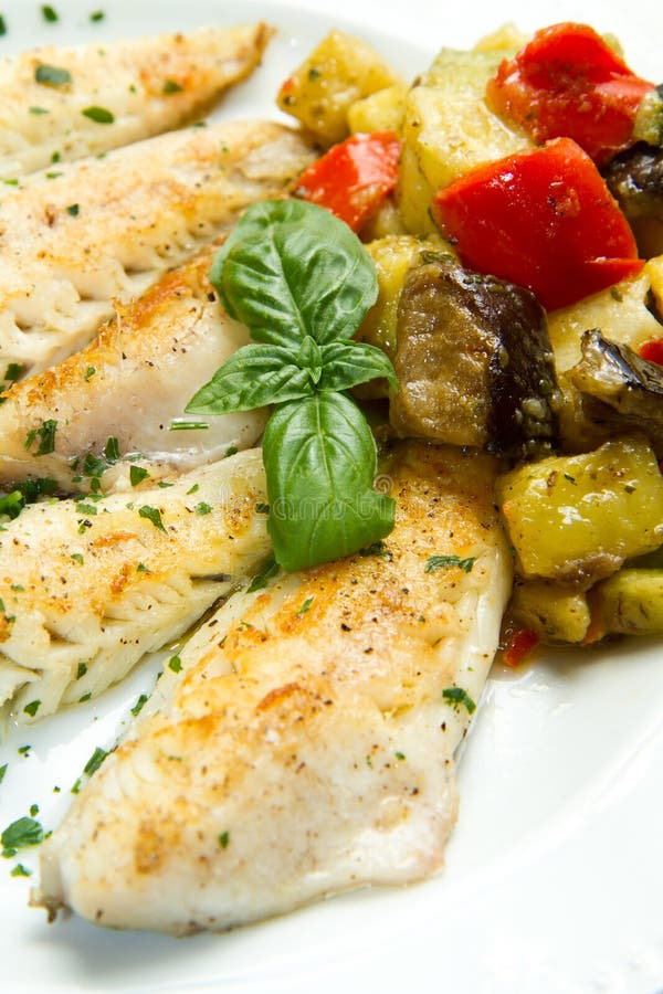 De Filet Van Vissen Met Groenten Stock Afbeelding - Image of voedsel ...