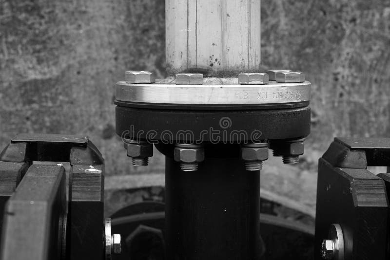 Van Een Flens Voorzien Verbinding Op Een Grijze Pijp Pijpen Op Het Dek ...