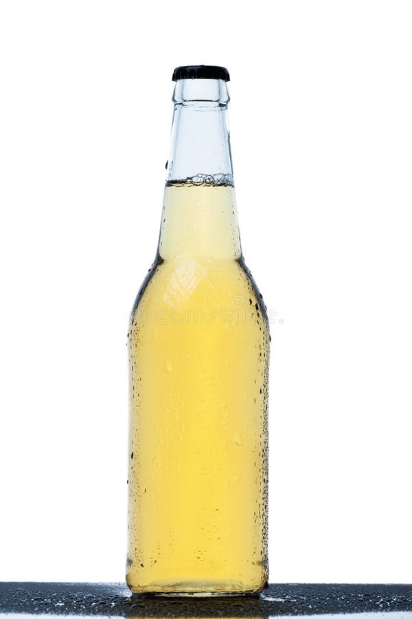 Fles Corona Extra Bier. Op Gele Achtergrond. Corona Wordt Vervaardigd ...