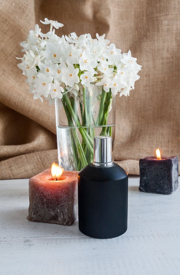 De Fles Van Het Parfum Met Bloemen Stock Afbeelding - Image of versheid ...