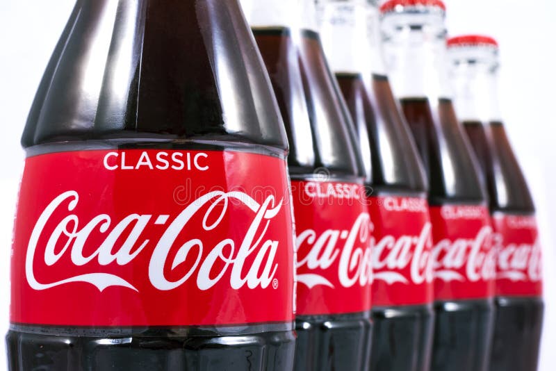 Coca-Cola-fles redactionele stock afbeelding. Image of etiket - 83829929