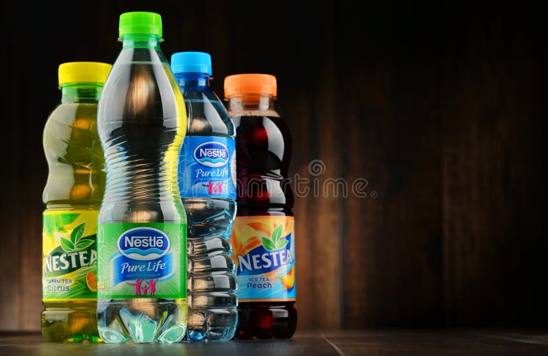 De Flessen Van Nestle Drinken Merken Redactionele Stock Afbeelding ...