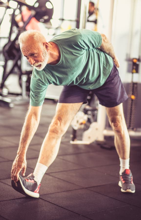 Het Horizontale Schot Van Positieve Redhaired Vrouw Pilates Oefeningen ...