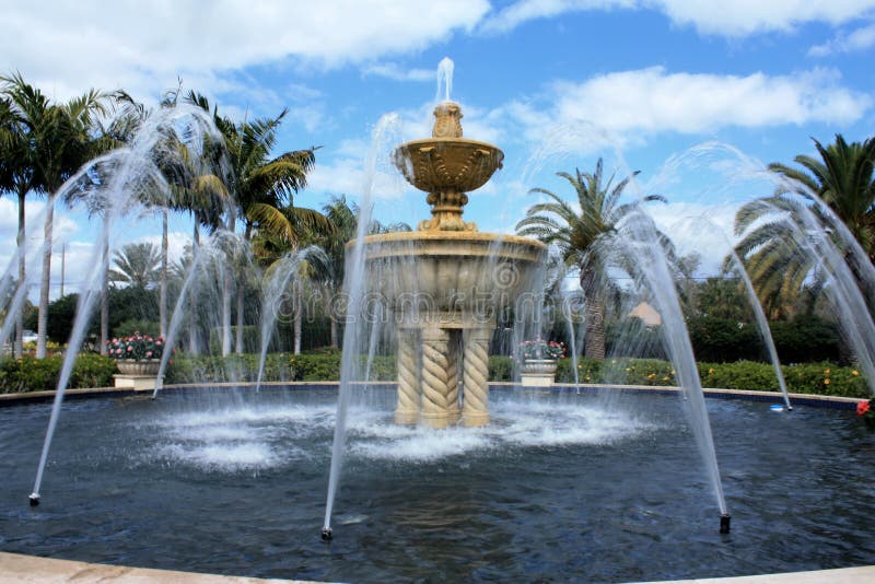 De Fontein van het water stock foto. Image of middag, tuin - 8077312