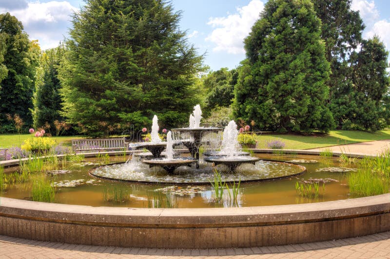 De Fontein Van Het Water in Park Stock Foto - Image of eigenschap, sier ...