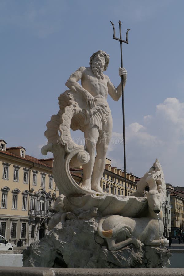 De Fontein Van Neptunus De God Van Het Overzees Stock Afbeelding ...