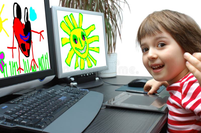 Een Klein Meisje Maakt Een Foto Terwijl Ze Aan De Computer Tekent Stock ...