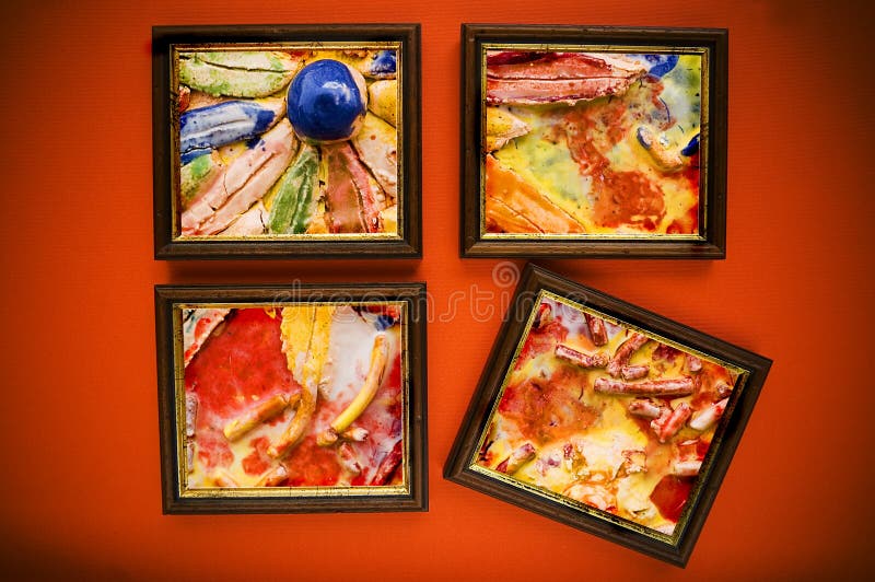 De Frames Van De Kunst Op Rode Muur Stock Afbeelding - Image of ontwerp ...