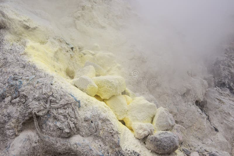 De Fumarolen Van De Zwavelvulkaan, Sumatra Stock Afbeelding - Image of ...
