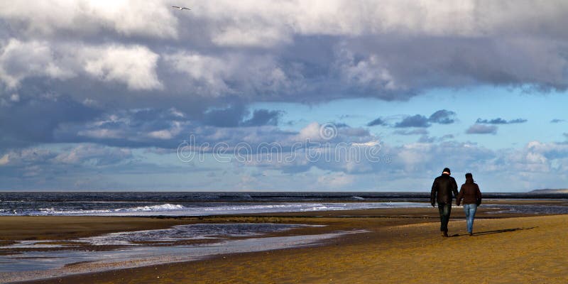 De Gang Van Het Strand, Die Handen Houden Stock Foto - Image of ...