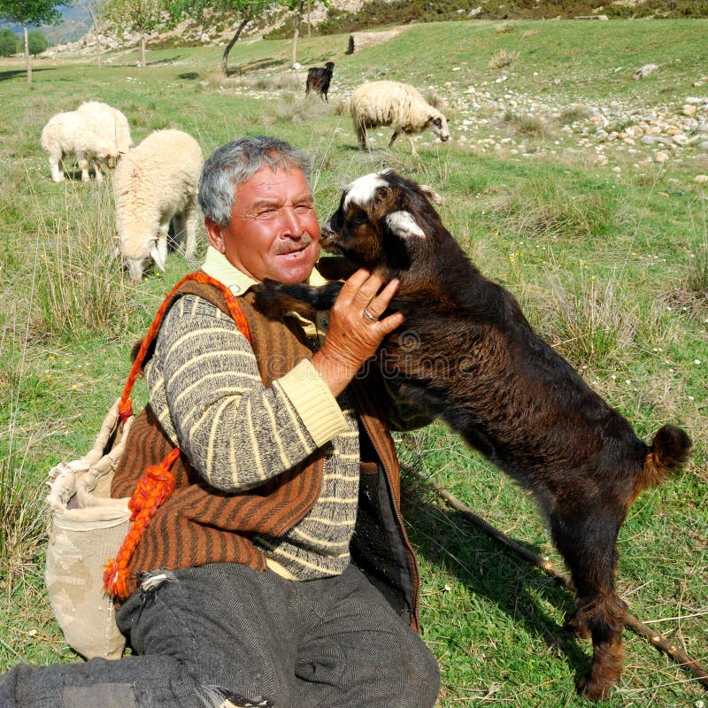 De Geit Van Sheepman En Van Het Jonge Geitje Redactionele Stock Foto ...