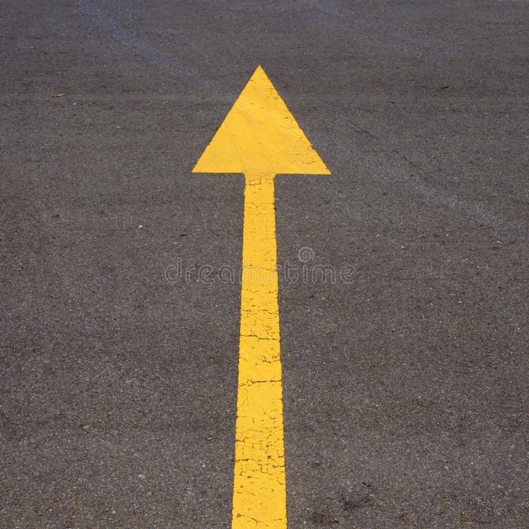 De gele pijl op de weg stock afbeelding. Image of stad - 102734201