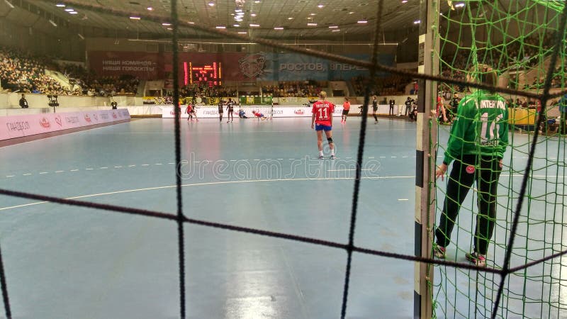 De Gelijke Van Het Handbal, Speler Maakt Een Sprongschot Redactionele ...