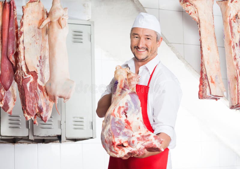 De Gelukkige Slachterij Van Slagerscarrying Meat in Stock Foto - Image ...