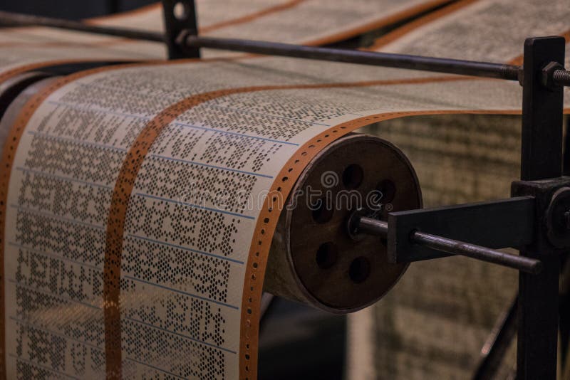 De Geperforeerde Ponsband Van Een Oud Apparaat Stock Foto - Image of ...