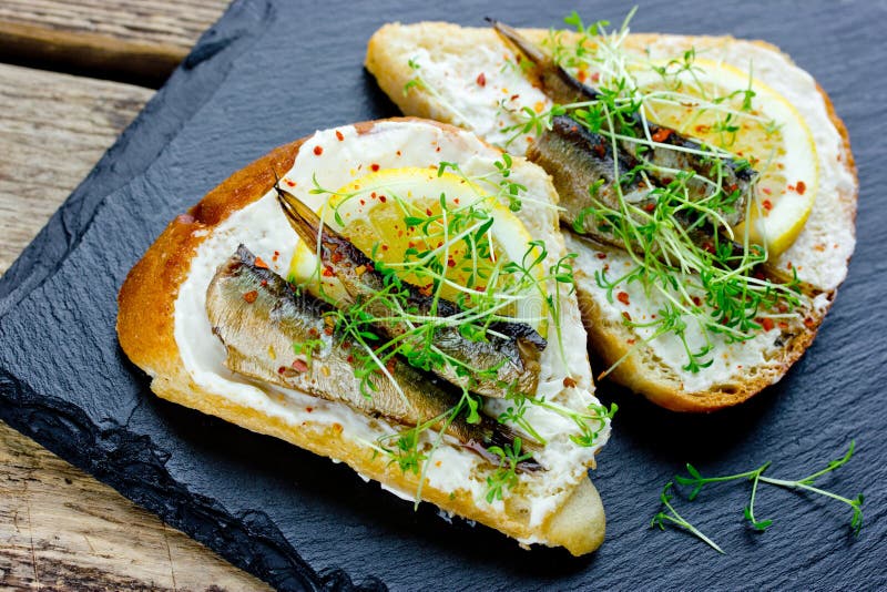 Gerookte Sprot Sandwich Vis Verse Komkommer En Tomaat. Sprot-sandwiches ...