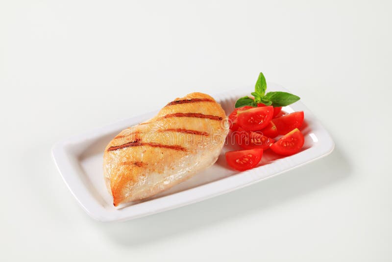 Gegrilde kipfilet stock foto. Image of tomaat, studio - 55314558